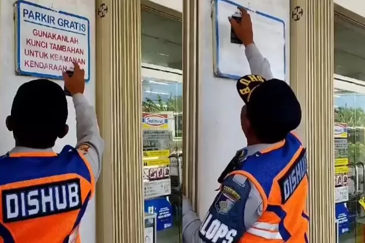 Viral! Oknum Dishub Menghapus Tulisan Parkir Gratis di Indomaret ...